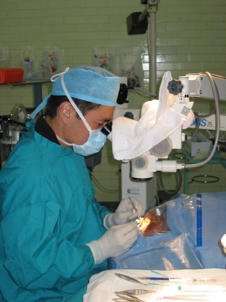 Dr. Wong performing surgery | The Princeton Eye Group